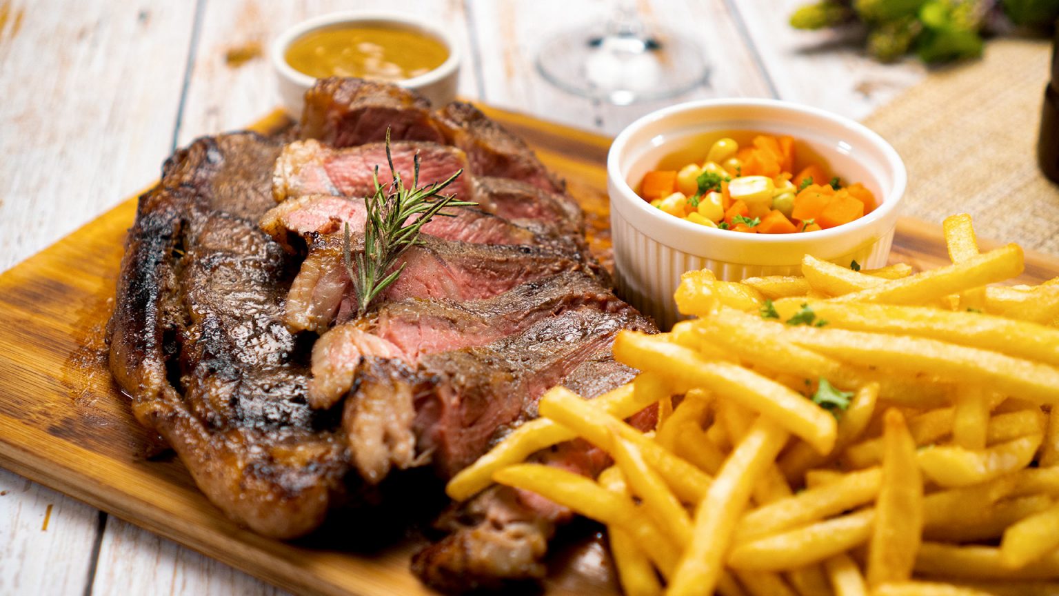 Copycat Outback Steakhouse Steak with Delightful Grilled Vegetables ...