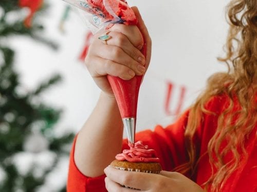 How To Use a Piping Bag (Step-by-Step Guide) - Recipes.net
