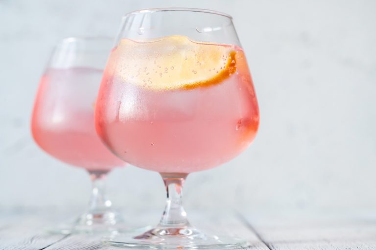 16 Pink Alcoholic Drinks To Make For a Girl’s Night In - Recipes.net