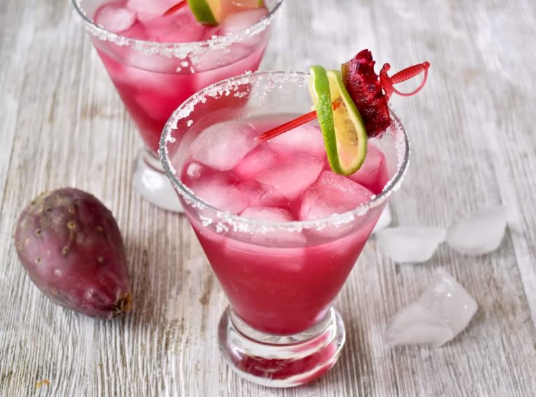 16 Pink Alcoholic Drinks To Make For a Girl’s Night In - Recipes.net