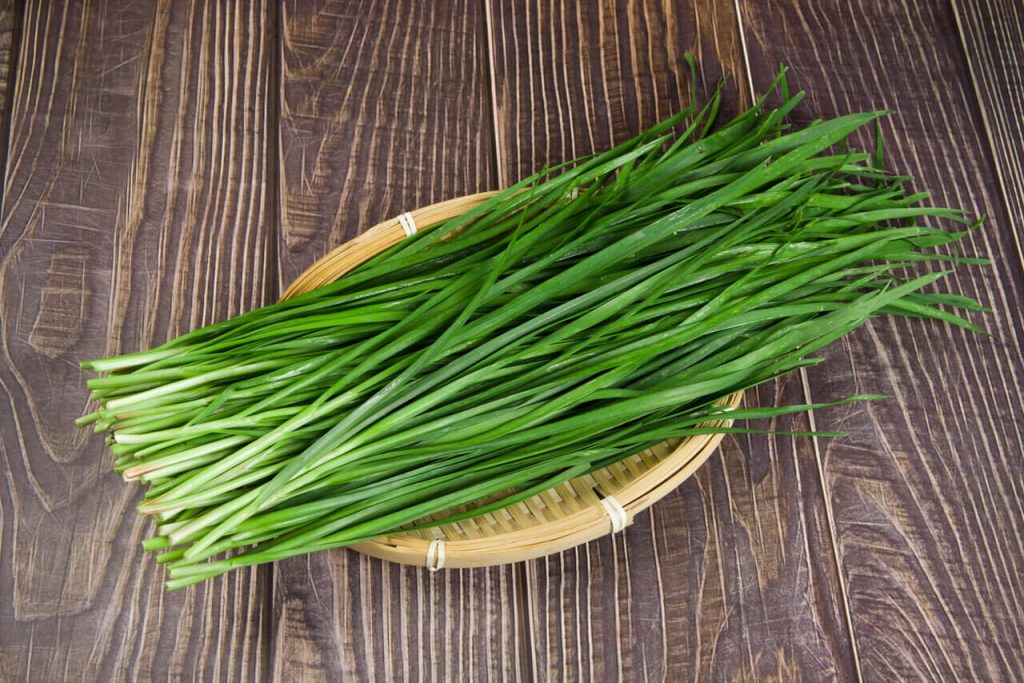 Chives vs Green Onions vs Scallions: What's the Difference? - Recipes.net