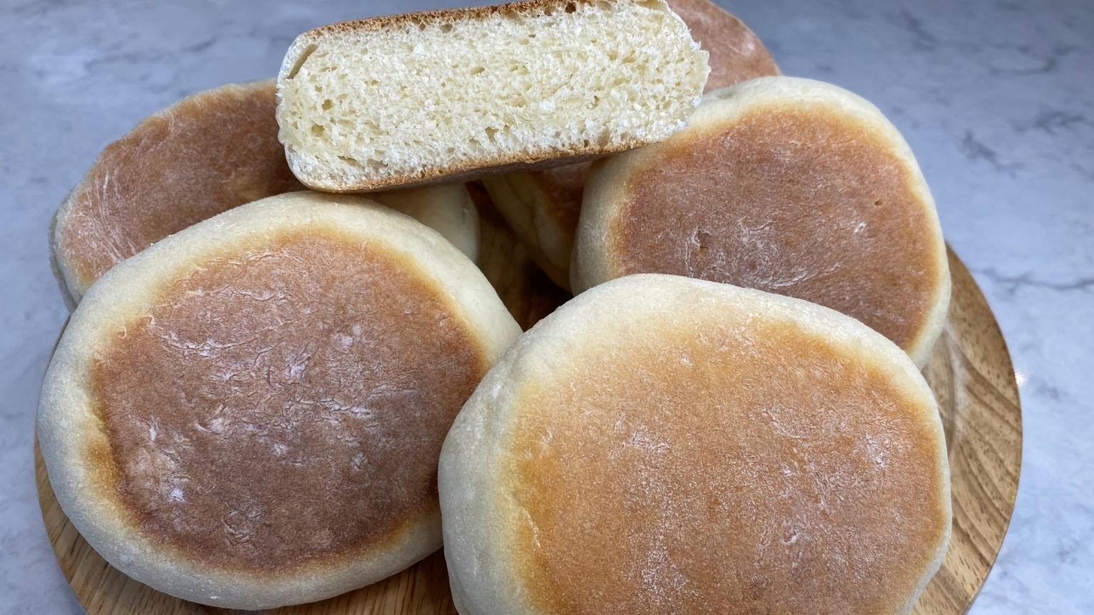 Portuguese Muffins - Bolo Levedo Recipe | Recipes.net