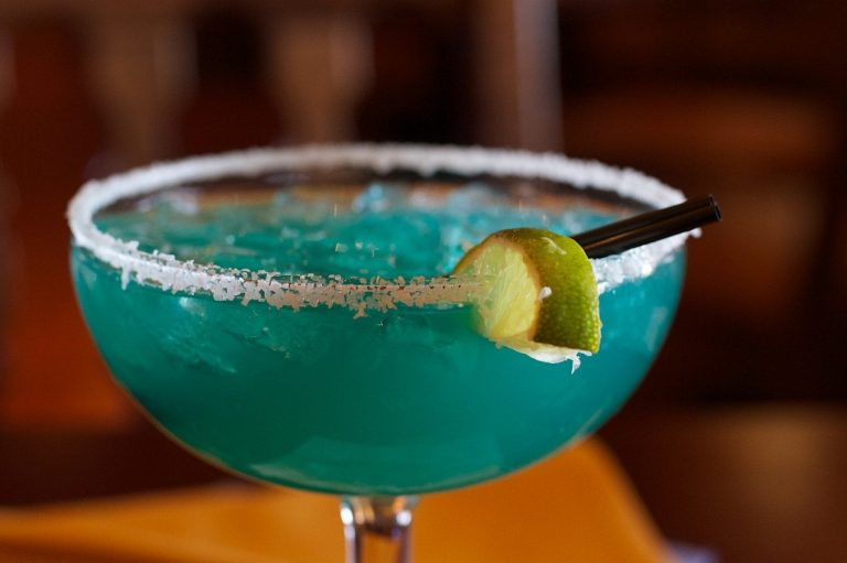 12 Best Blue Curacao Drinks You Just Have to Try - Recipes.net