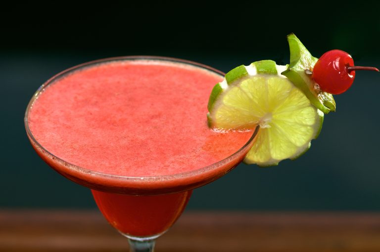 16 Pink Alcoholic Drinks To Make For a Girl’s Night In - Recipes.net